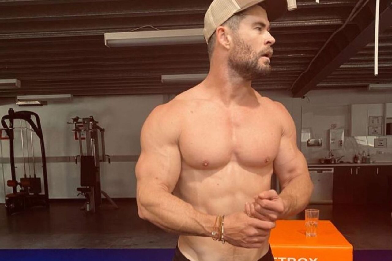 The Core Workout That Keeps Chris Hemsworth’s Abs Shredded - Men's ...